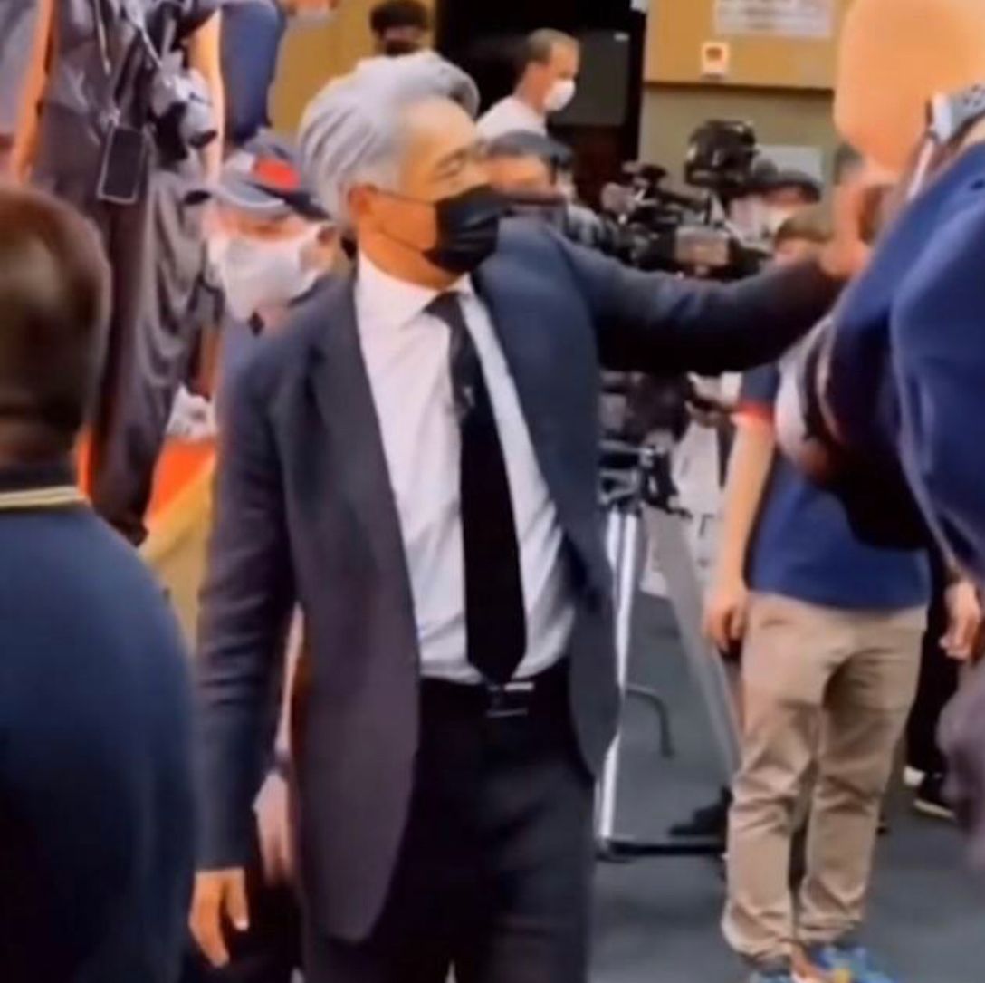 Zhou Runfa is old and still a male god, wearing a suit with a straight ...