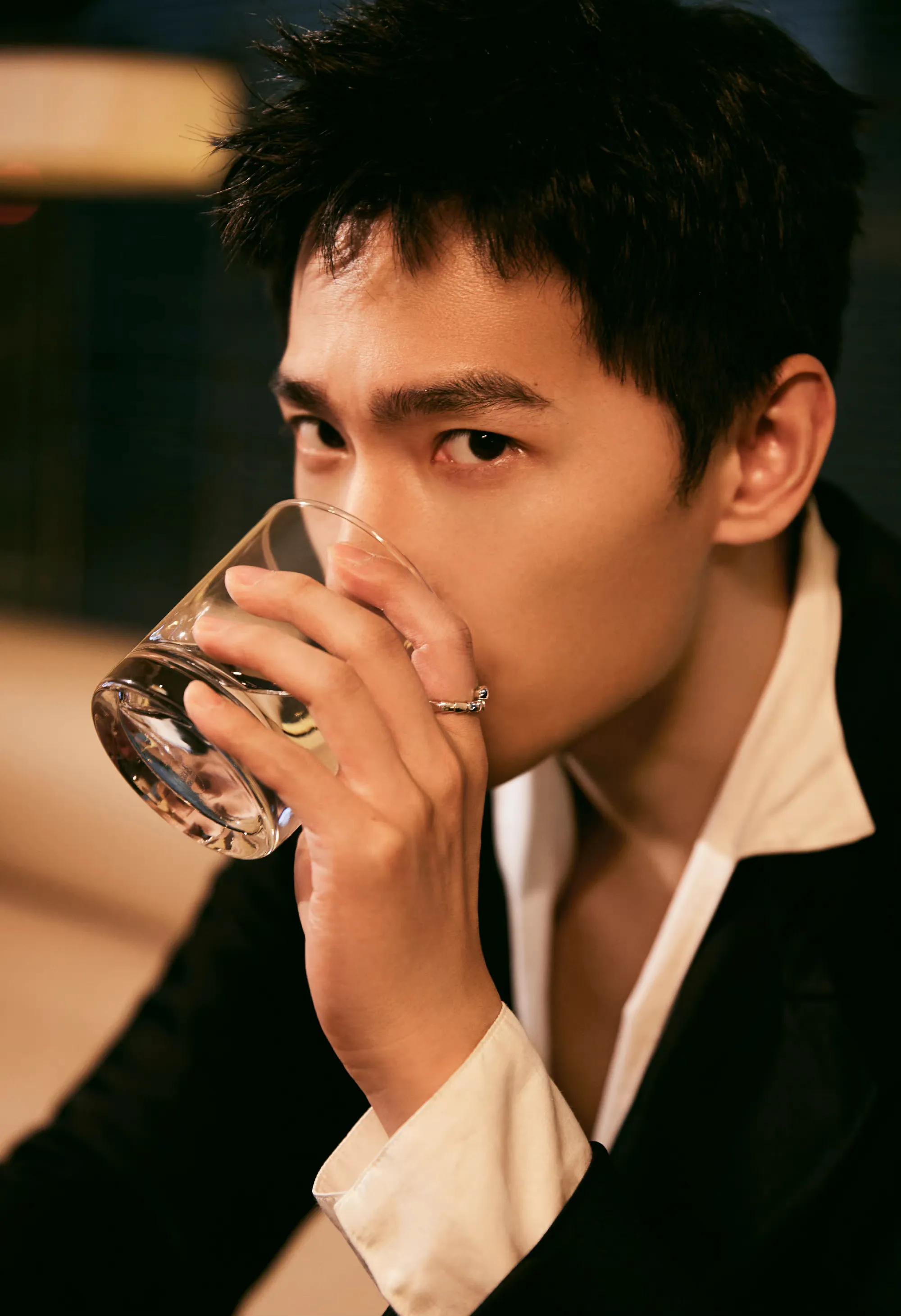 Male star Yang Yang fashion photo: personable and extraordinary - iNEWS