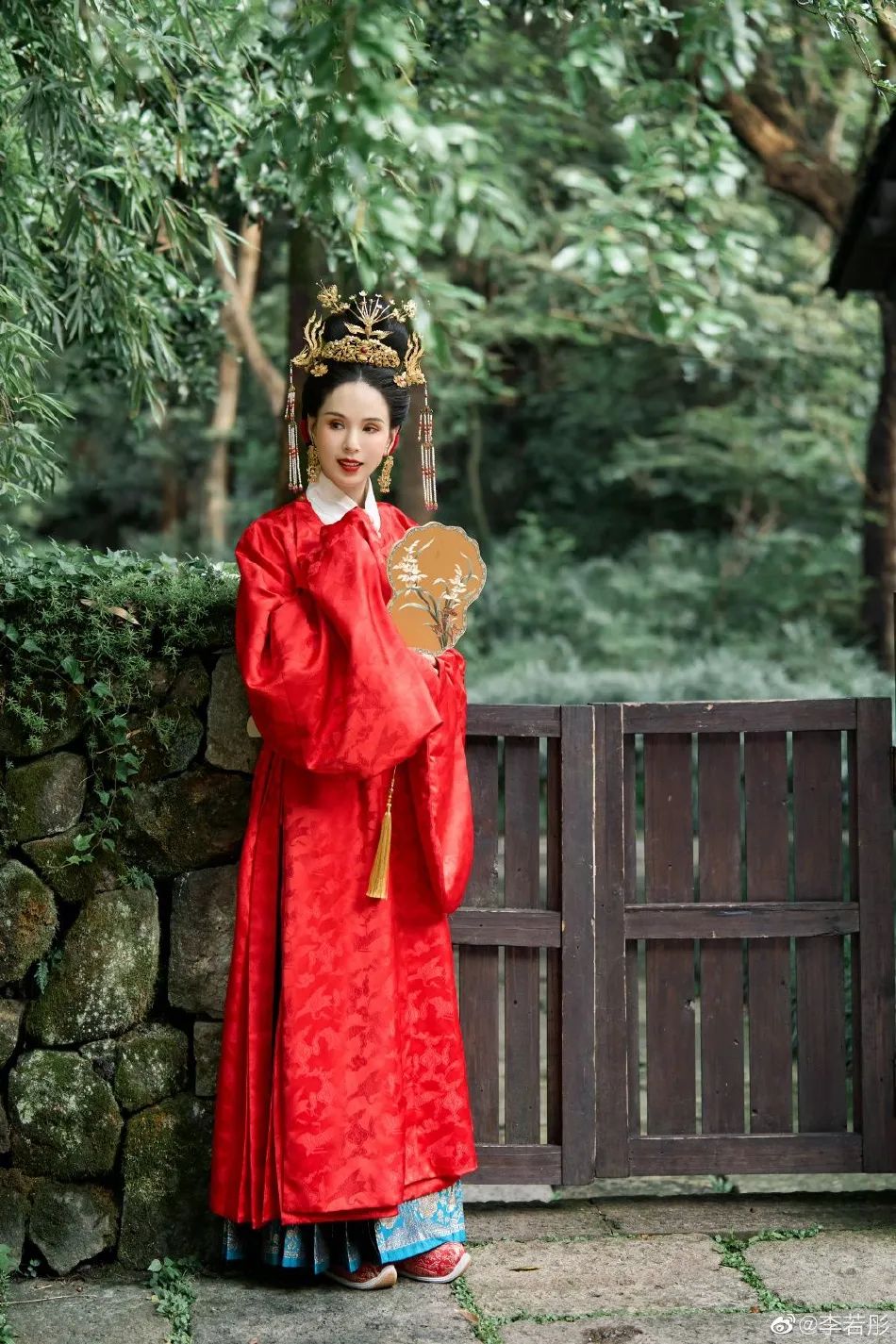 Li Ruotong wears red to interpret the elegance of Ming Dynasty!At 56 ...