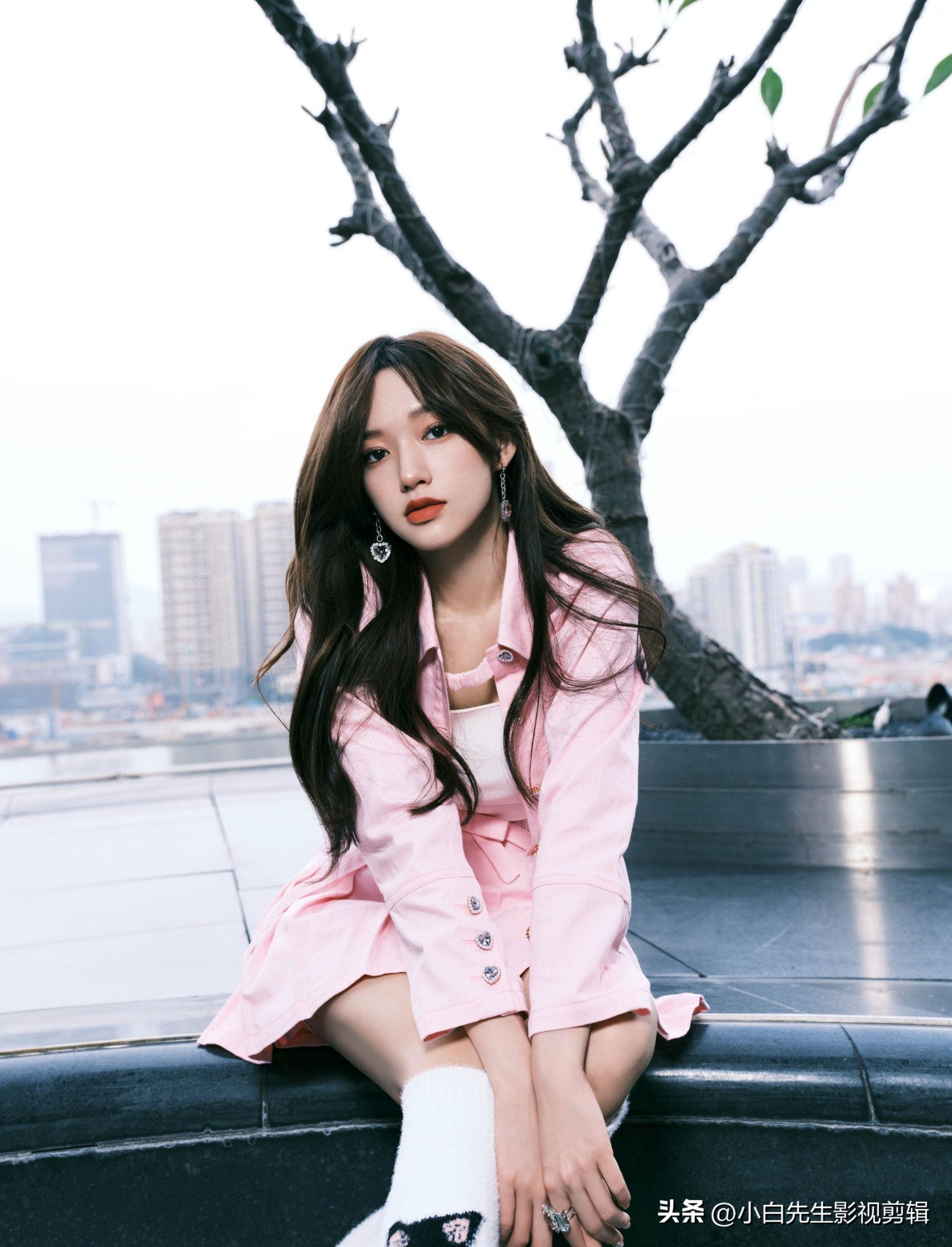 Cheng Xiao, pink denim, sweet and cool, modern, flamboyant, and free ...