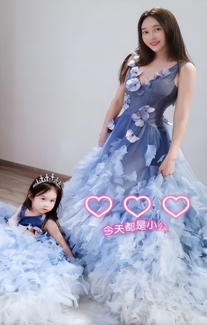 Du Ruoxi shared the parent-child wedding photos with her daughter, Yan ...