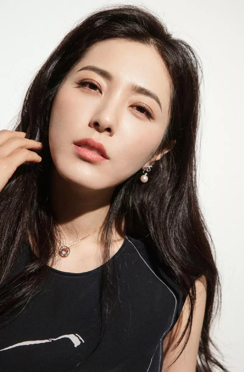 Zeng Li: Intellectual elegance, tenderness like water, exudes natural ...