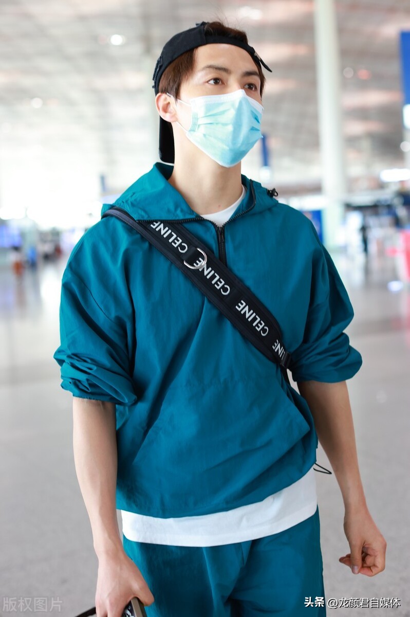 Ma Tianyu appeared at Beijing Airport and took a group photo with fans ...