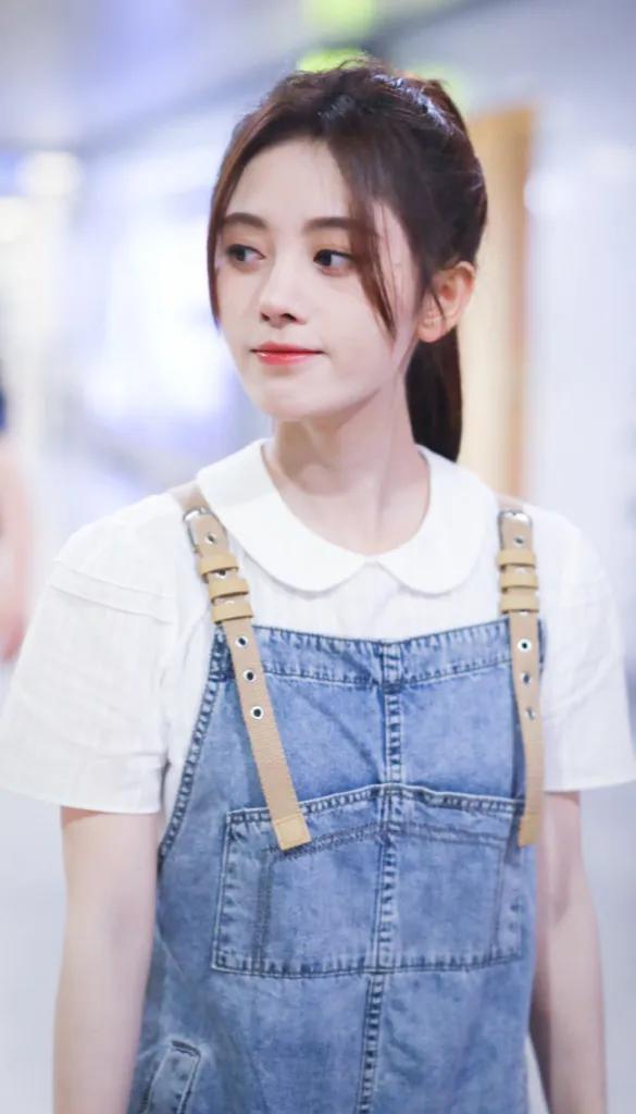 Ju Jingyi has long legs and a super spicy body - iNEWS