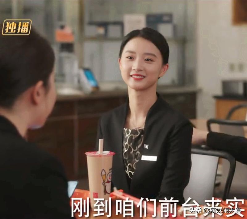 How eye-catching is "Meet Yourself"? Beautiful women walk everywhere ...