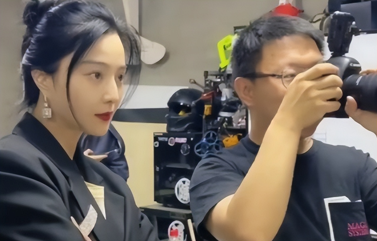Fan Bingbing celebrated her mother's birthday and posted a group photo ...