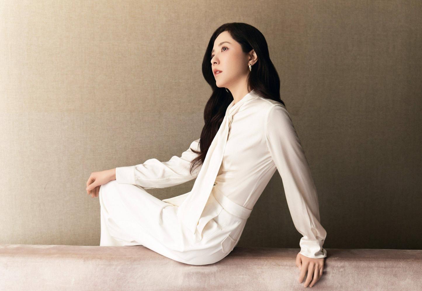 The 47-year-old "unmarried and infertile" Zeng Li has impressed the ...