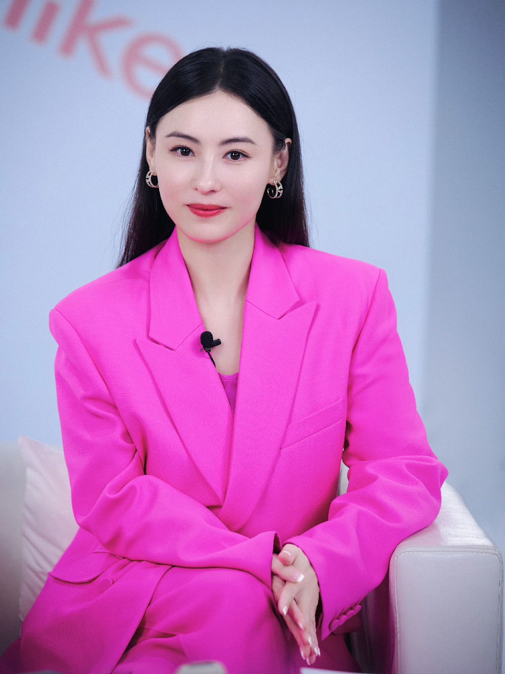 Cecilia Cheung's live broadcast is in perfect condition. The rose red ...
