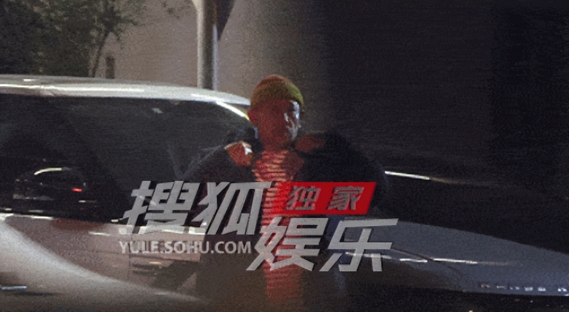 Jiang Wen took his family out for dinner!The height of the two sons is ...