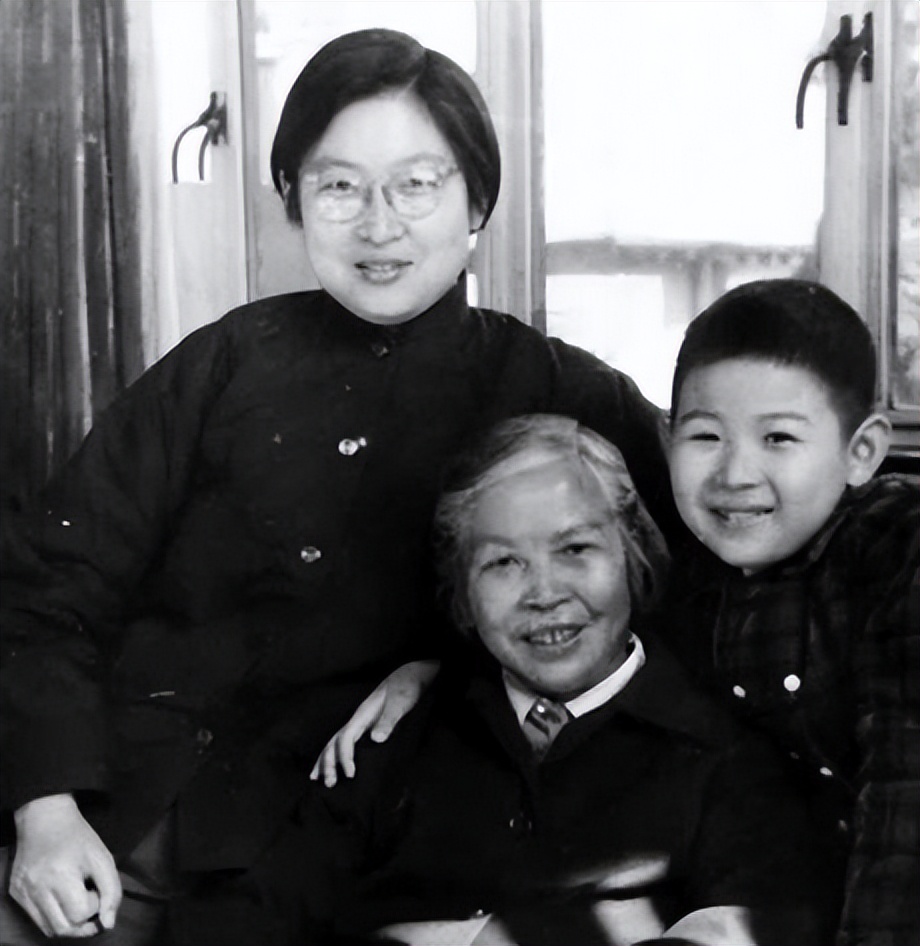 Li Min is He Zizhen's daughter. Jiang Qing was very kind to her, so why ...