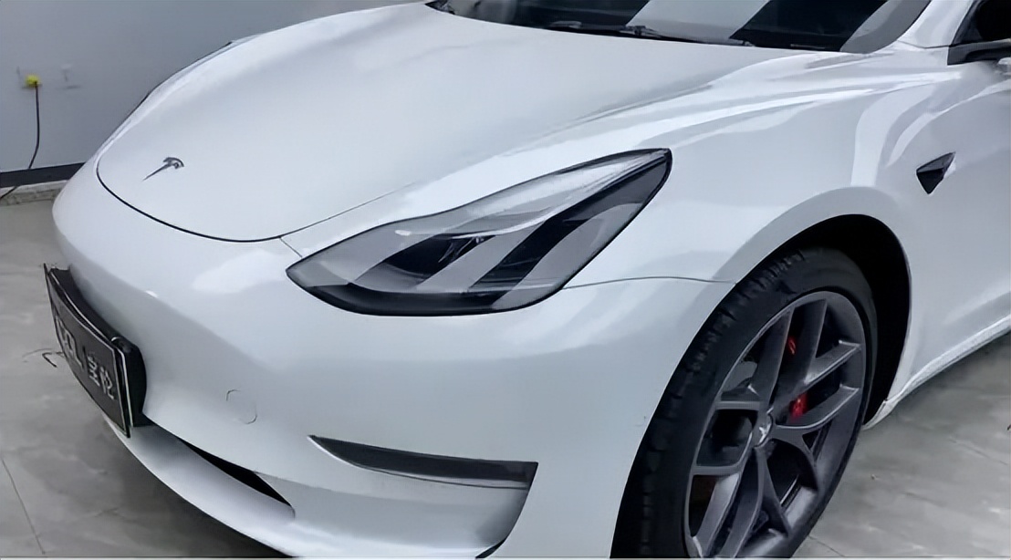 Tesla sticks Weigu PPF invisible car cover, this "white cute" has been ...