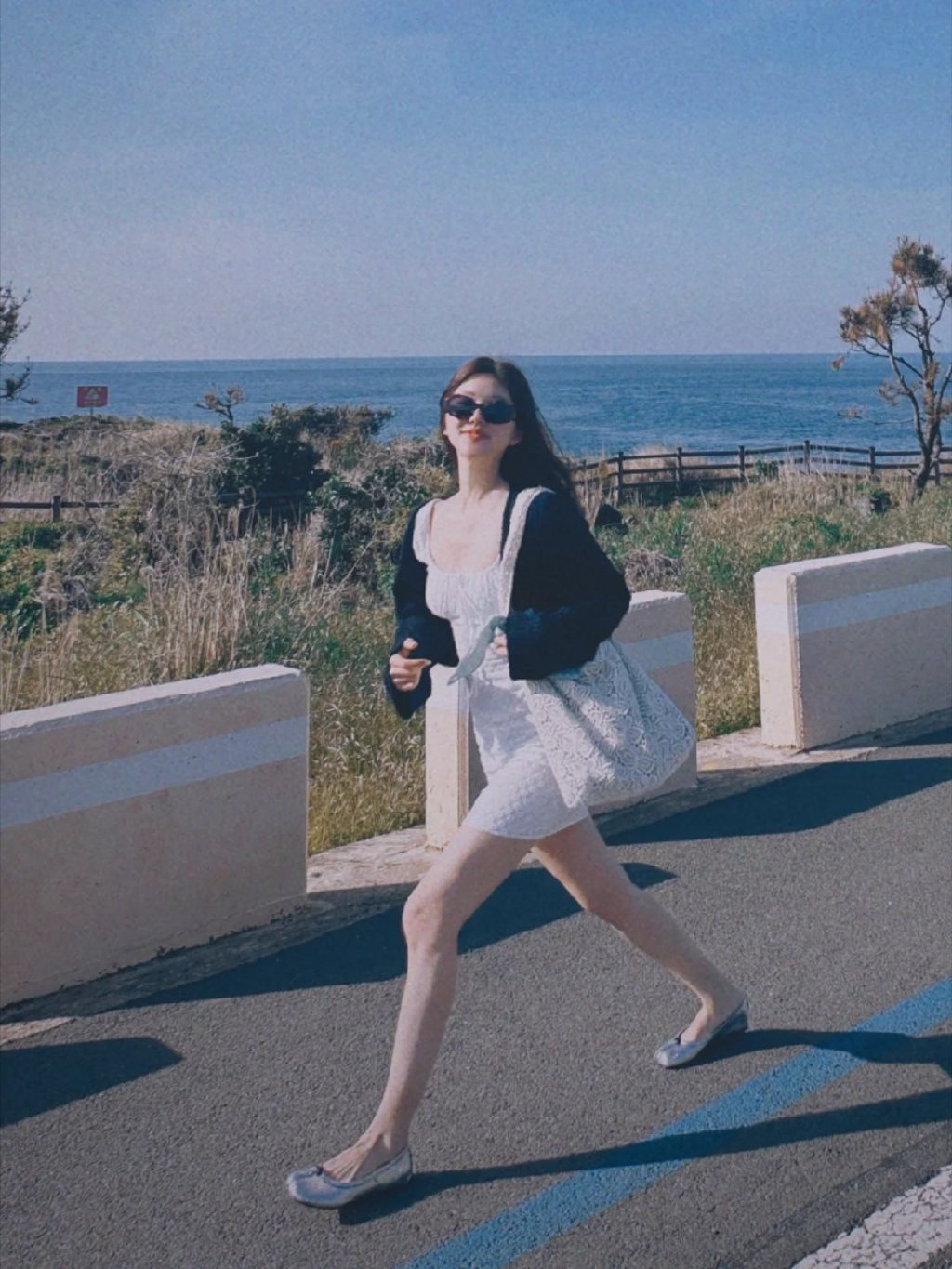 Zhao Lusi's smile is so seductive, wearing a pink plaid skirt and ...