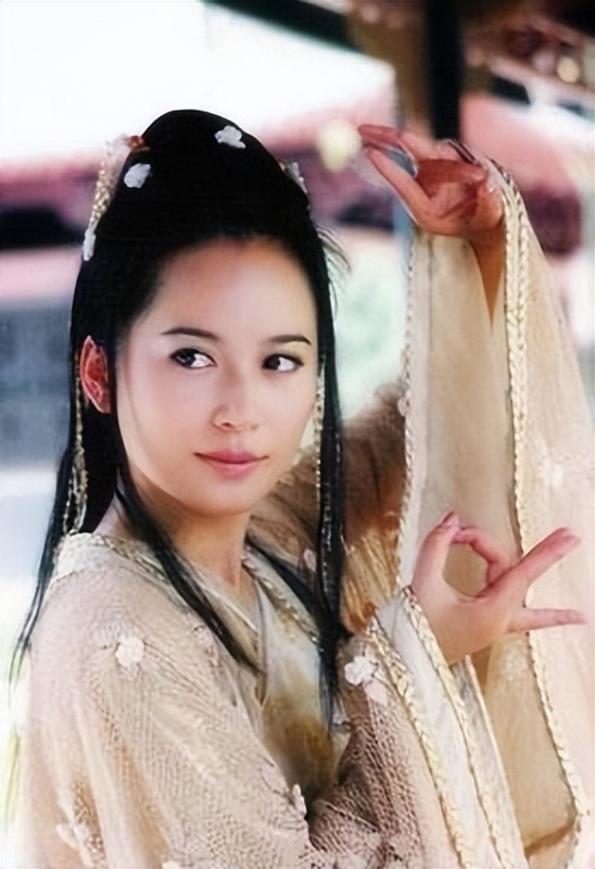 She was discovered by scouts at the age of 8. She lost 38 million yuan ...