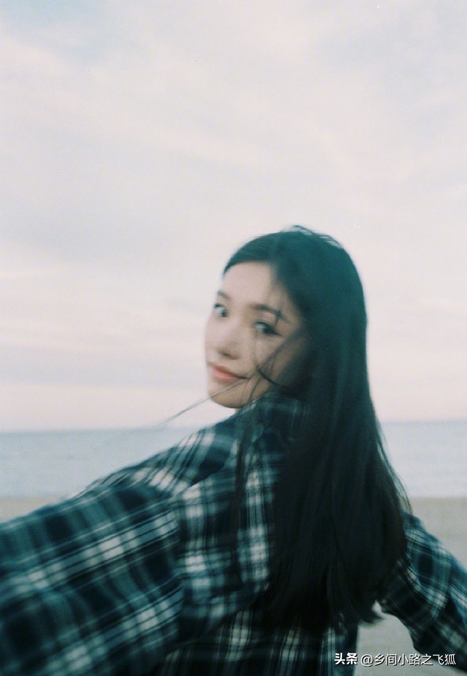 Lin Yun takes a selfie on the beach with red lips and white hair - iNEWS