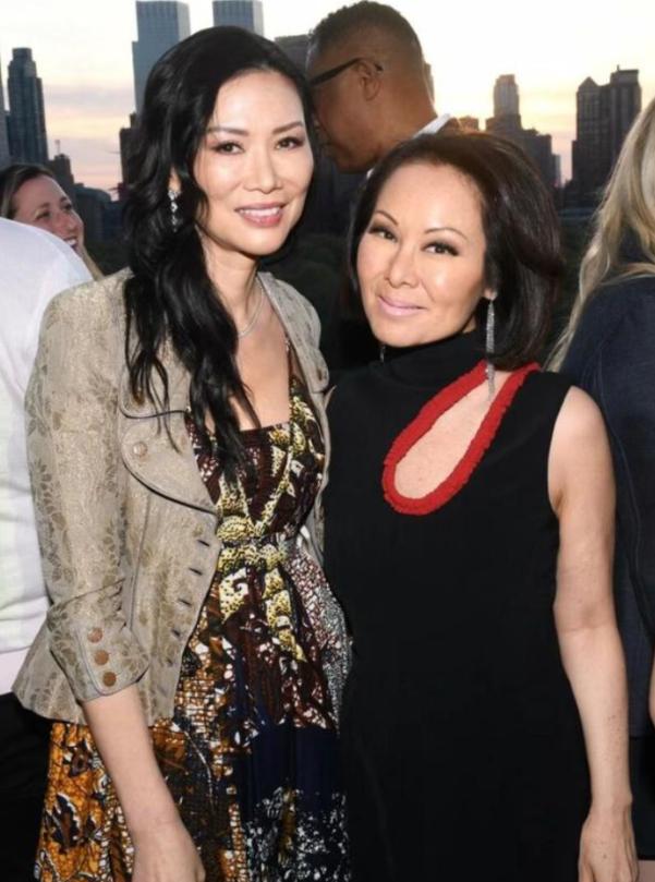 Wendi Deng gives the Chinese a long face too!Wearing a printed skirt ...