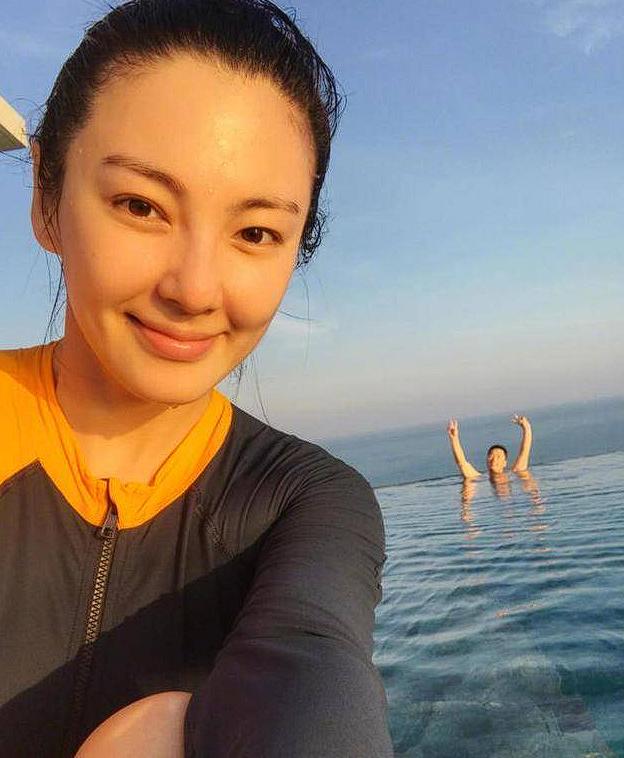 Zhang Yuqi's tall and straight figure fully shows off the Klein blue ...