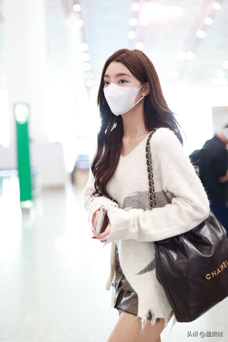 Li Ziting appeared at Beijing Airport, wearing a strapless sweater ...