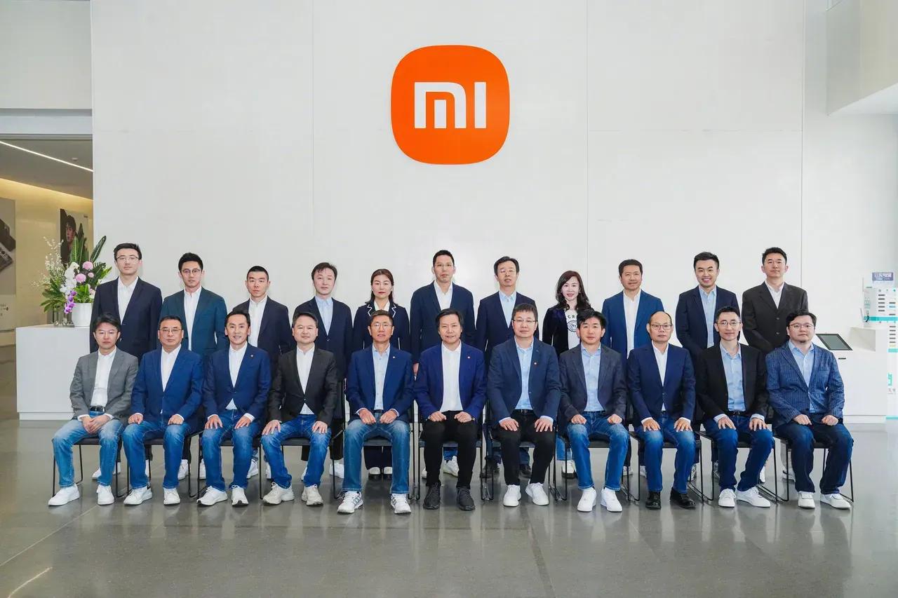 Xiaomi's 13th anniversary, Xiaomi executives wear shirts, suits + jeans ...