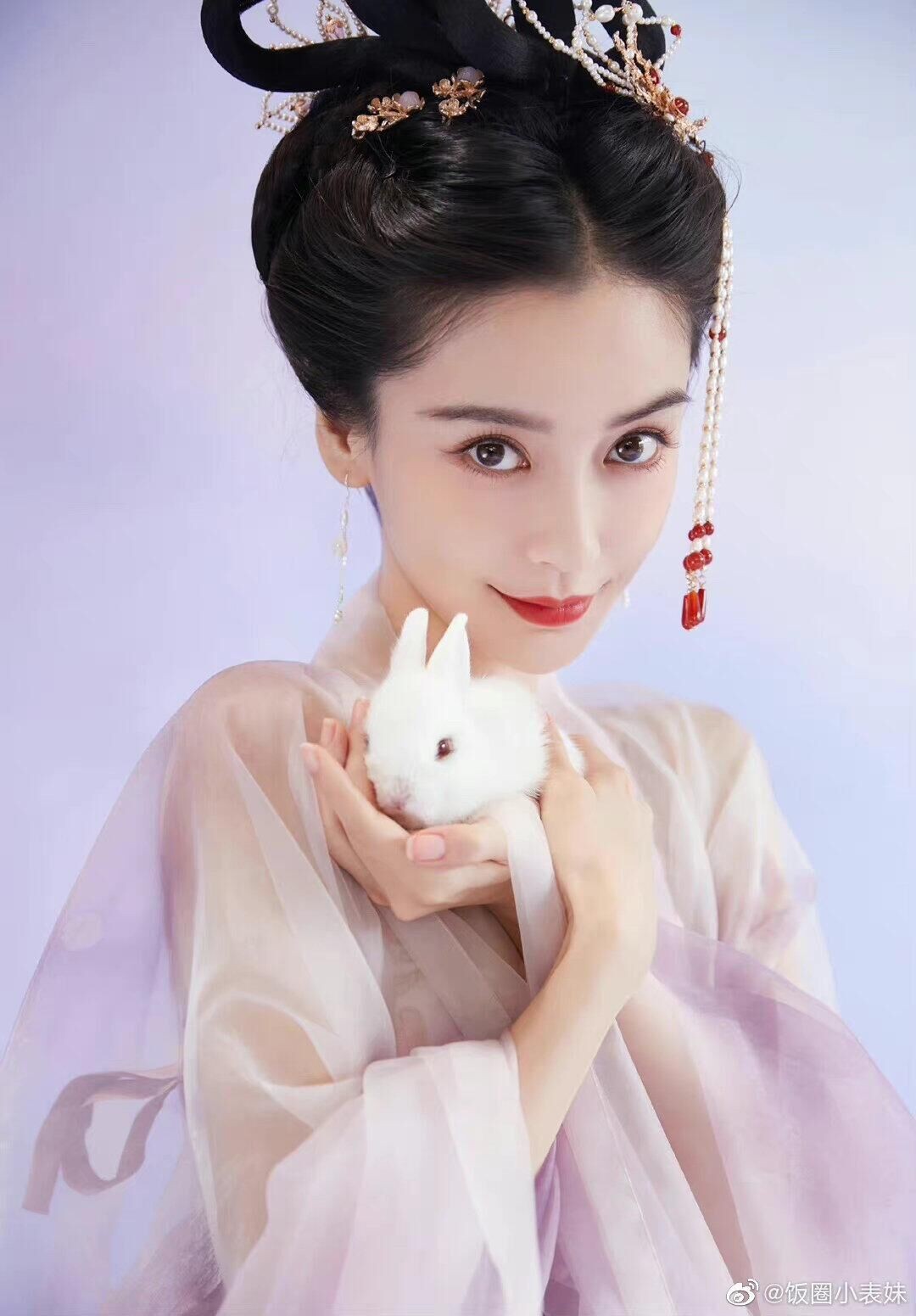 Yang Ying imitated Chang'e in "Hanfu", netizens: I let you imitate, but ...