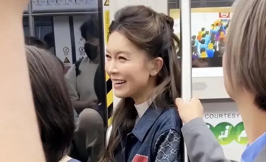 Wen Yongshan's bare-faced photos on the subway were exposed, and she looked very old-fashioned ...