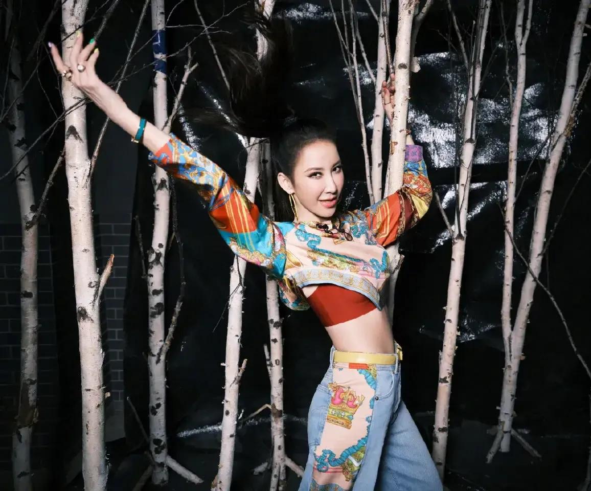 Take a look at Coco Li's recent stage style, which can be sexy ...