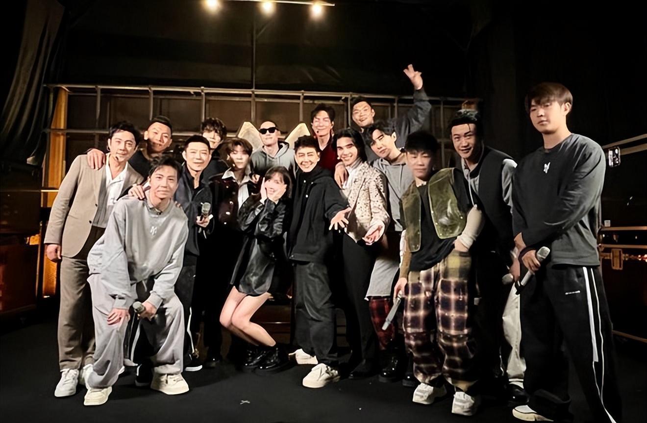 Chen Ruoyi appeared in a group night, her husband Lin Zhiying seemed to ...