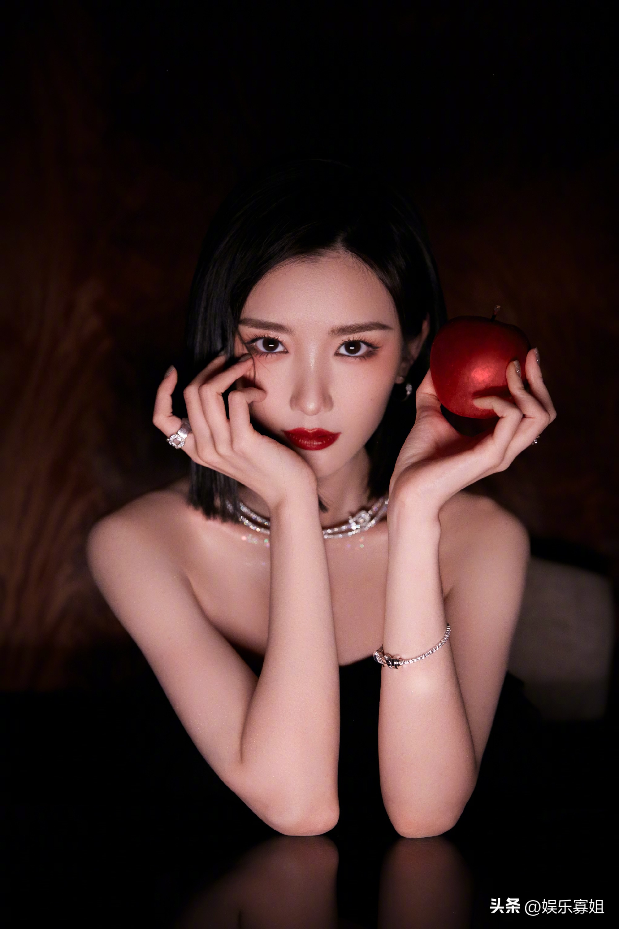 The staff showed Mao Xiaotong's "Celebrating More Than Years 2" in red ...