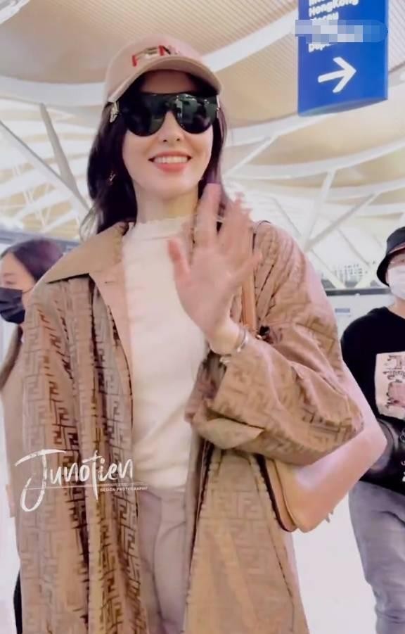 Tang Yan departs for Milan Fashion Week! She waves goodbye to everyone ...