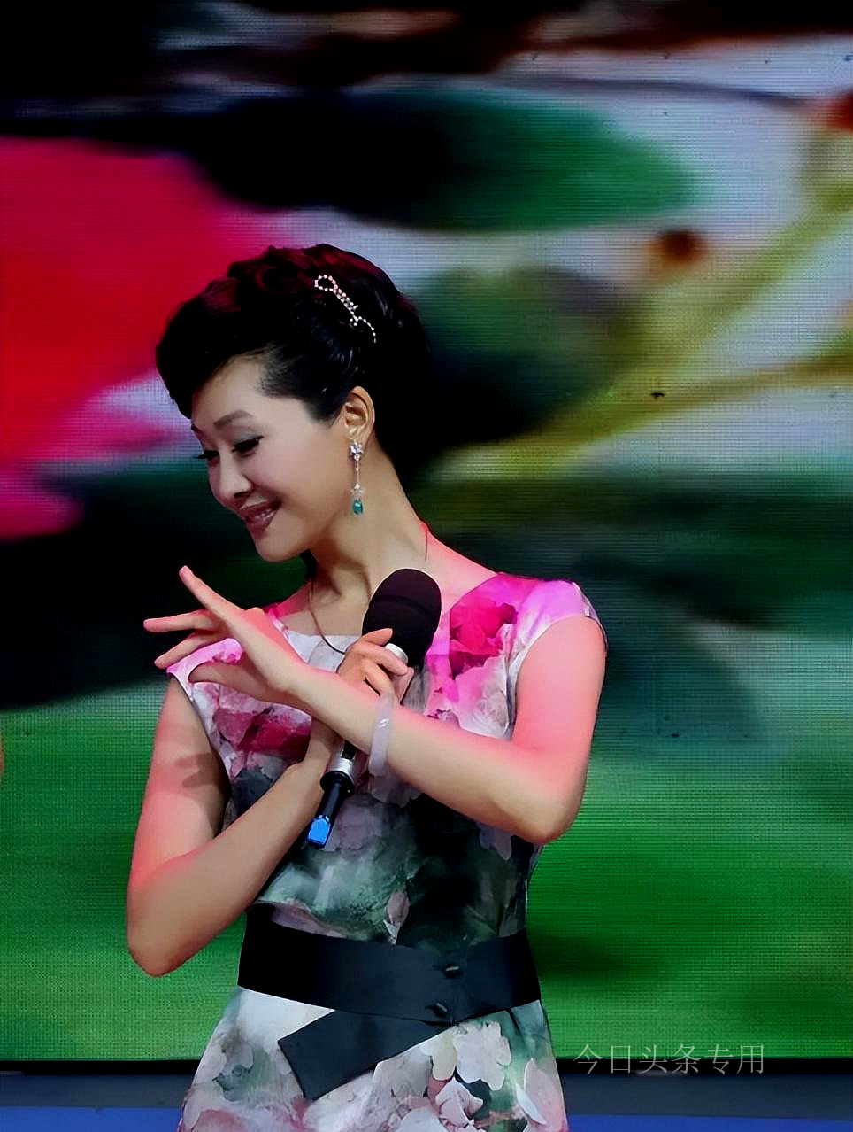 Among the five military female singers with plump figures and sweet ...