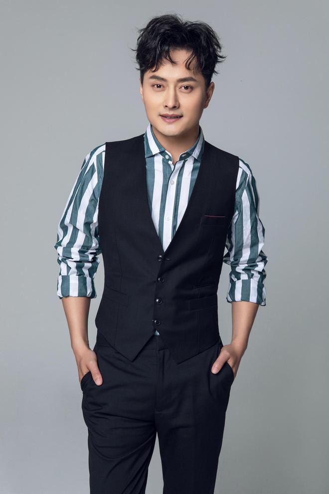 She is Yunfei's ex-wife. Her husband divorced her after becoming famous ...