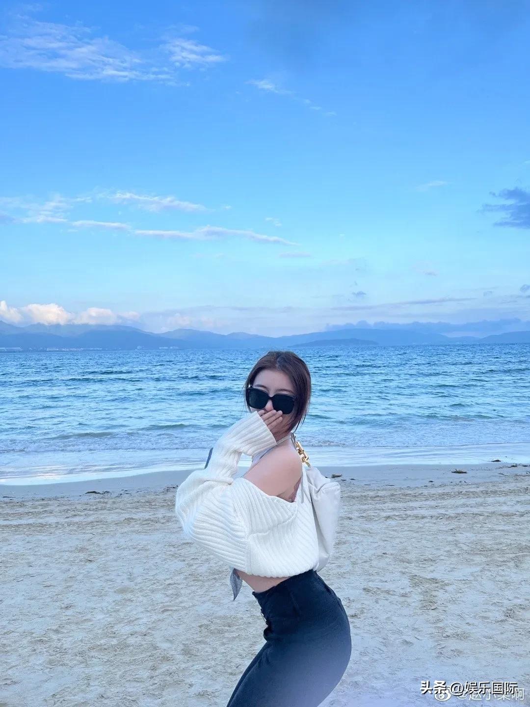 Zhao Xiaotang shows off her figure wearing a suspender top for ...