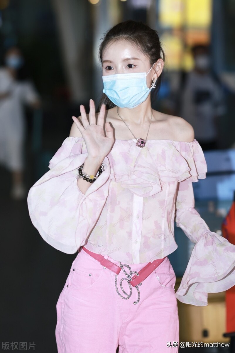 Lin Xiaozhai's printed top is fresh and bright, and it is very friendly ...