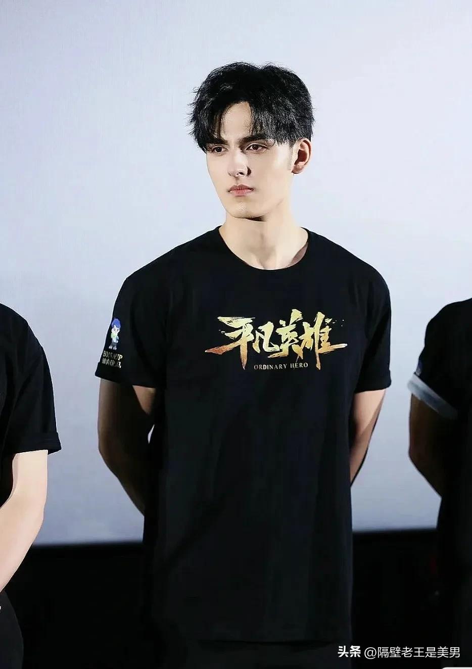 Born in 1998, Xinjiang actor Erfan, who is 190cm tall, has the face of ...
