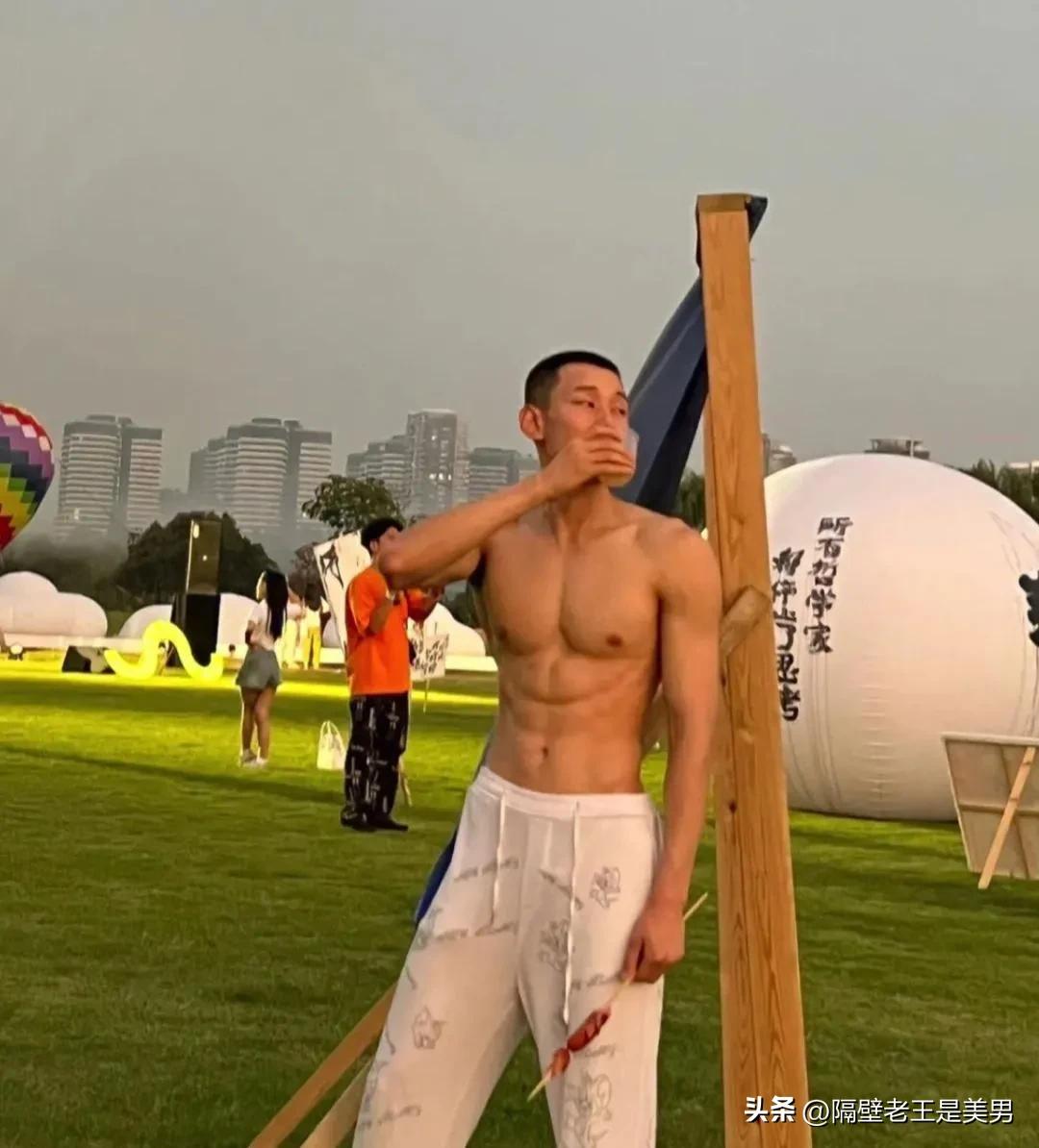 The 190cm tall and handsome night market barbecue stall owner ...