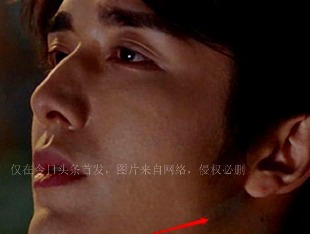 The actor's oily face and wrinkles are all exposed. How realistic is ...