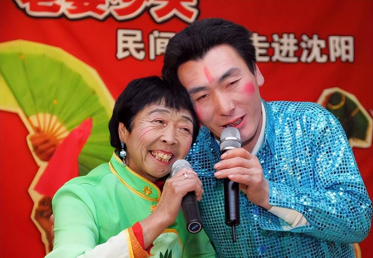 Li Yucheng dragged 86-year-old Ma Yuqin to dance, and nearly dragged ...