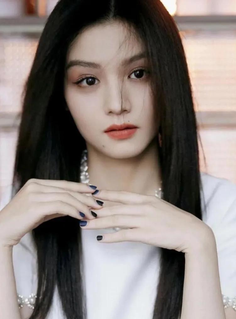 Big eyes and sharp chins have fallen out of favor!Now the "broad face ...