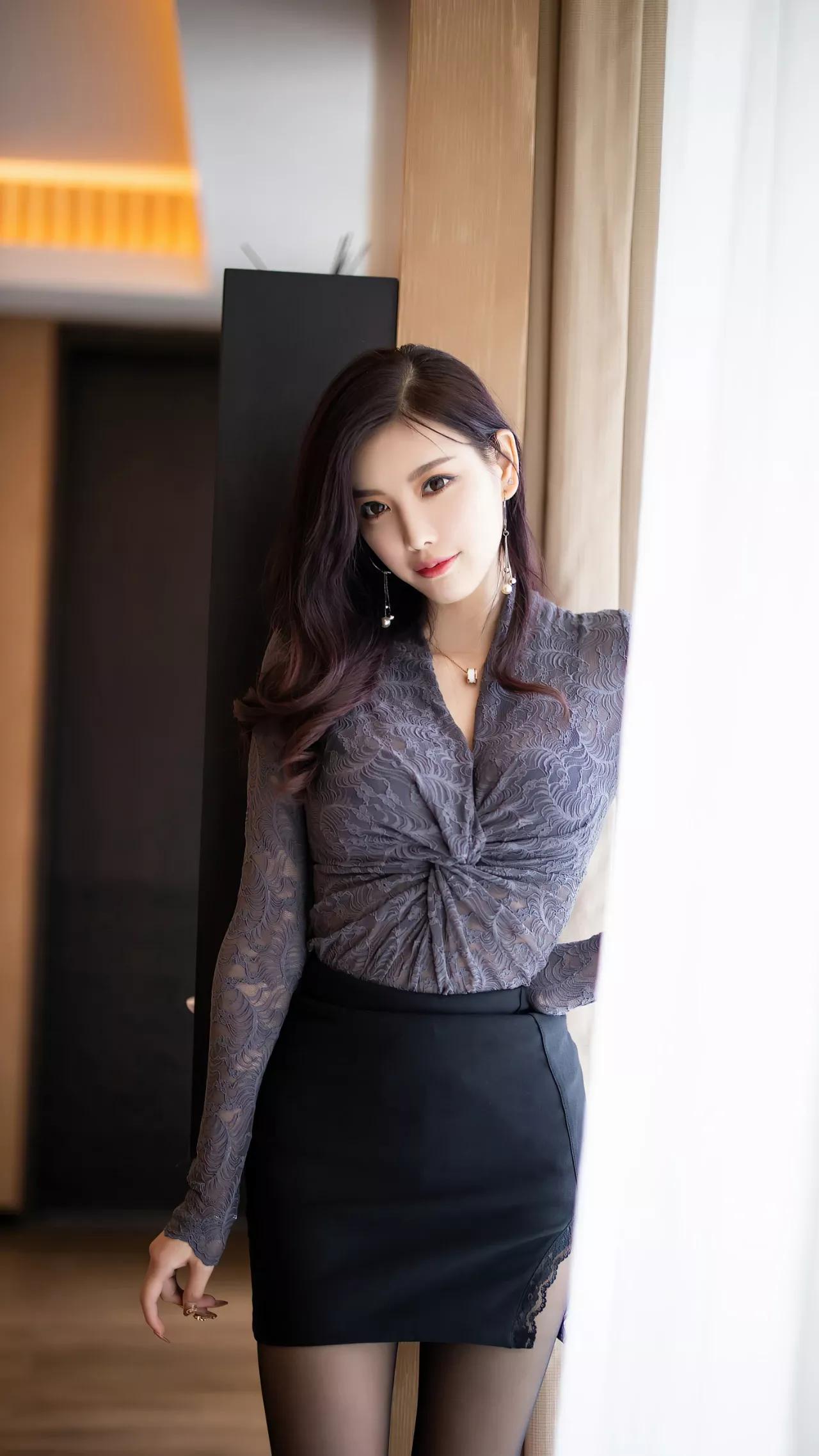 Yang Chenchen lace top with black skirt fashion photo - iMedia