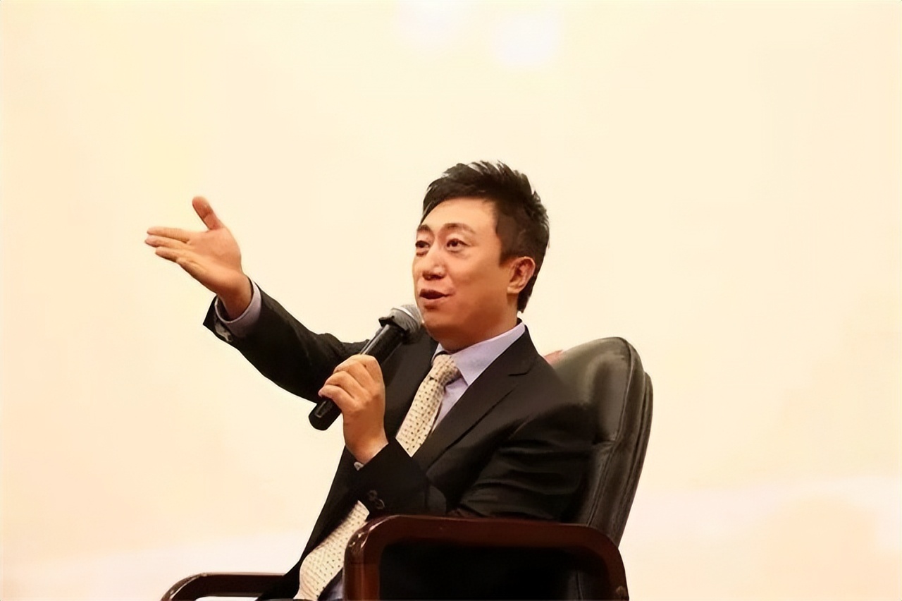 CCTV host Chen Weihong: 55 years old is still elegant and intellectual ...