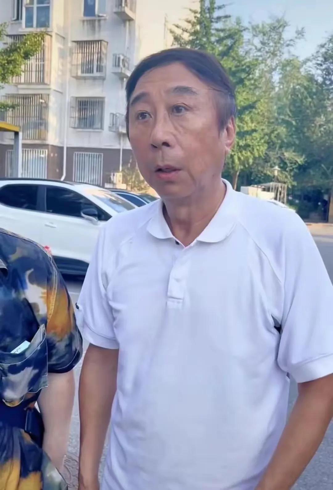 Feng Gong is also old, now his face is sallow, and his legs are bad ...