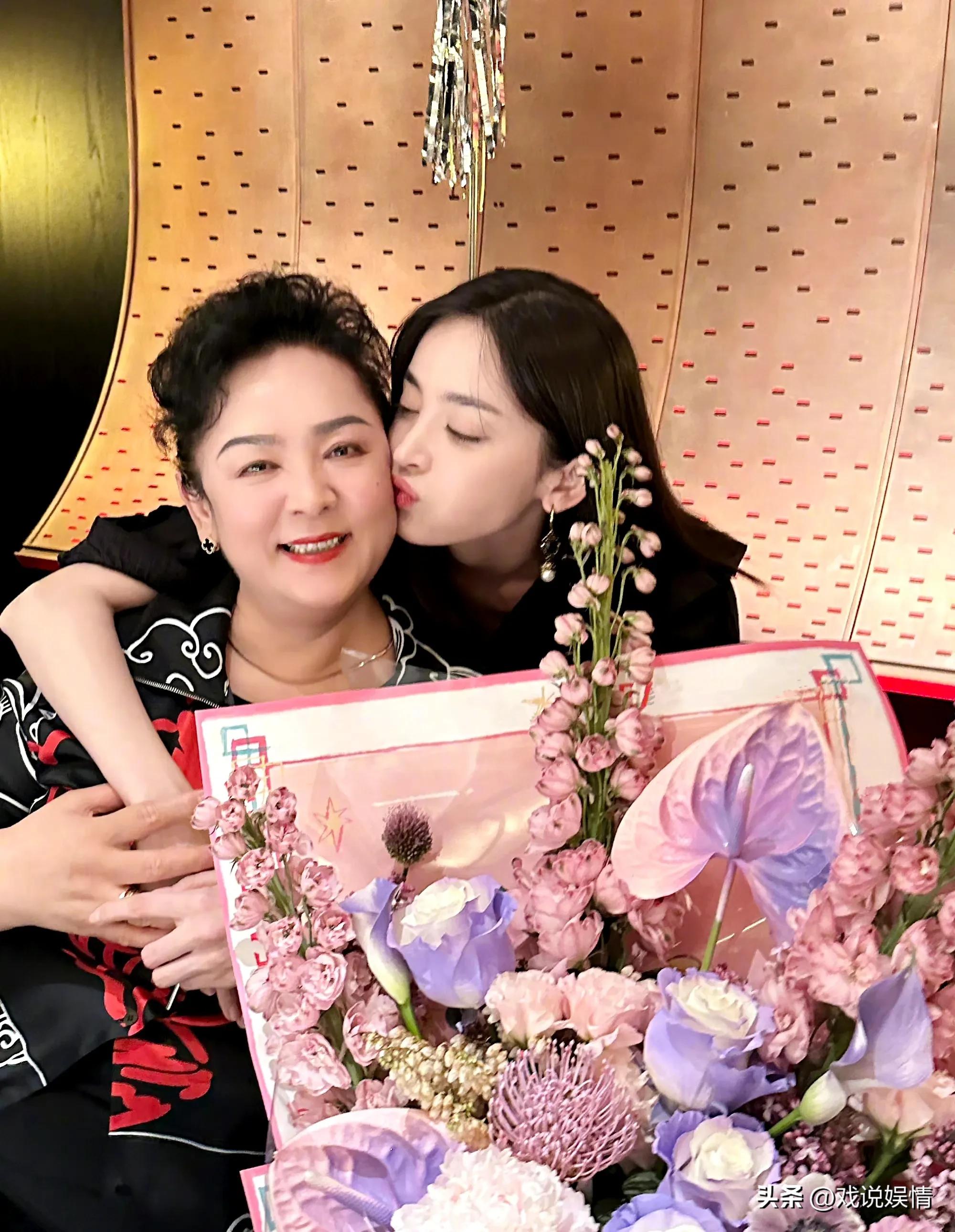 Nazha posted photos to celebrate her mother's birthday, her mother has ...