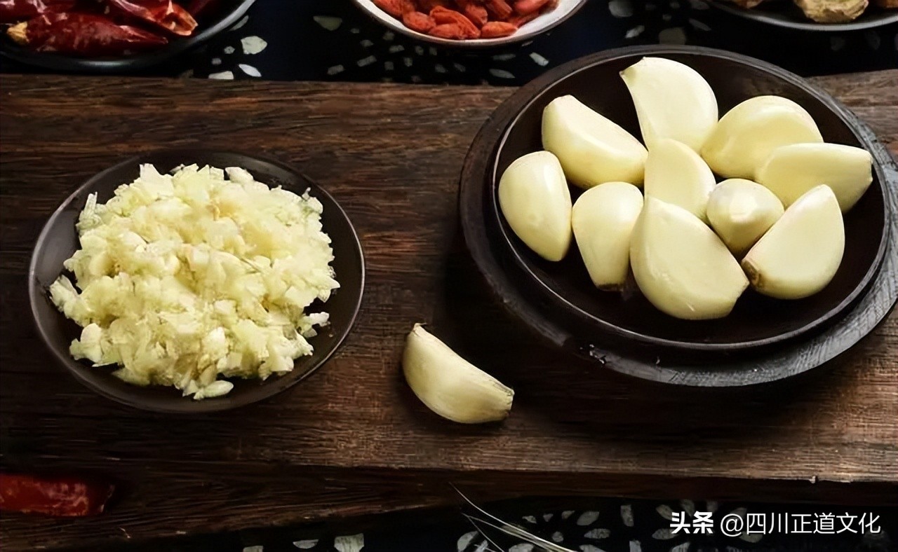 A 59-year-old man insists on eating raw garlic every day to sterilize ...