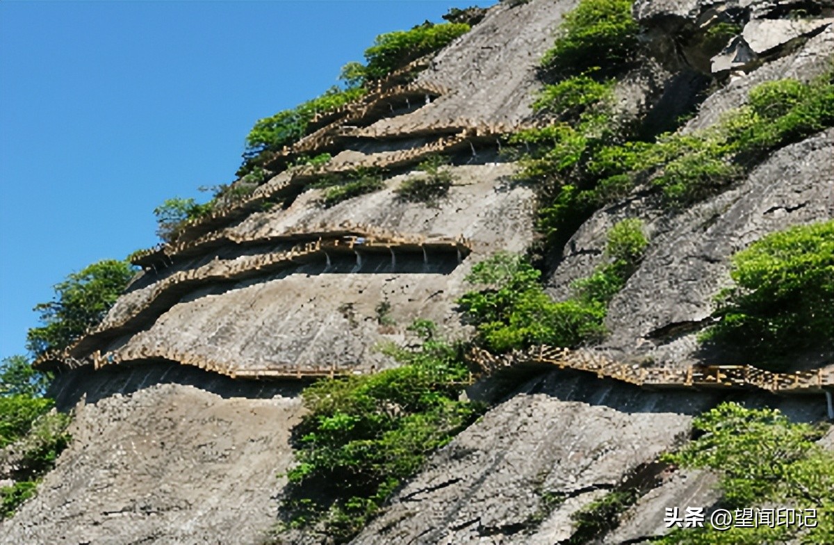 The scenery on the cliff is infinitely beautiful. A shorthand for a ...