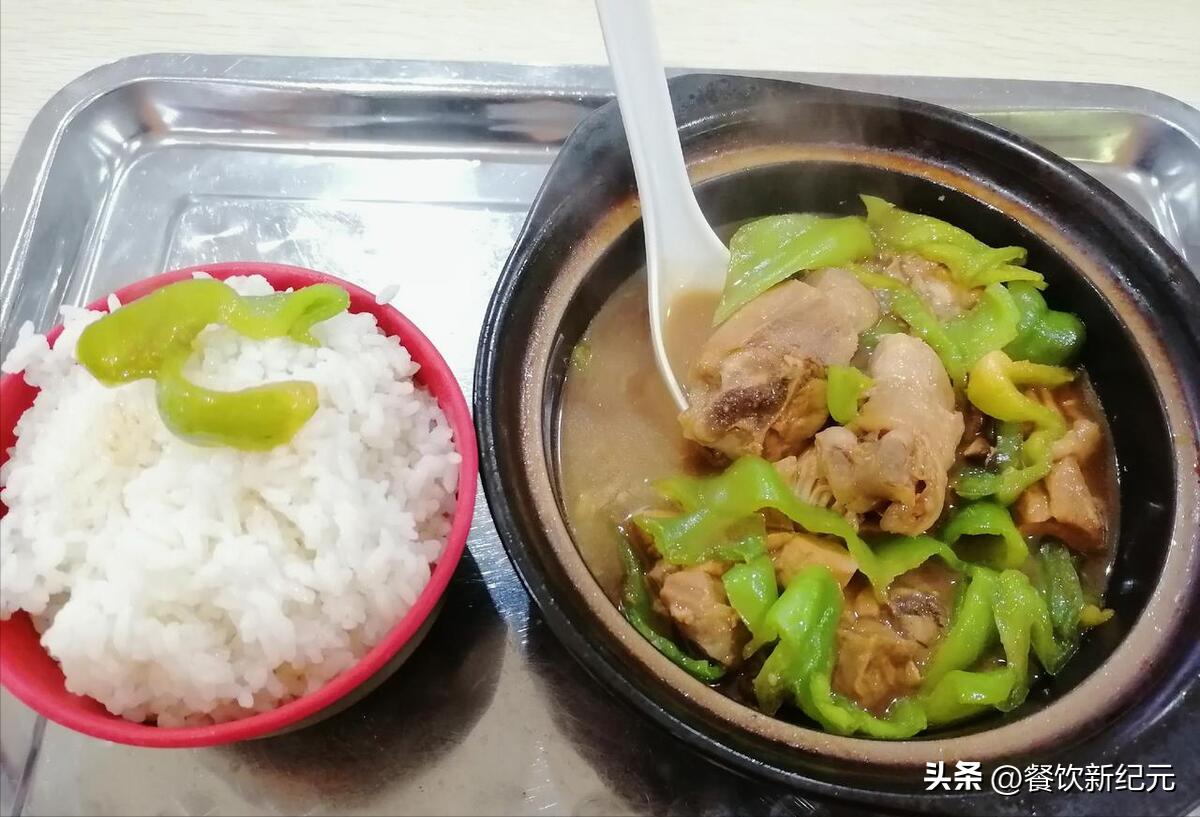 Why is the yellow stewed chicken and rice popular in the streets and ...