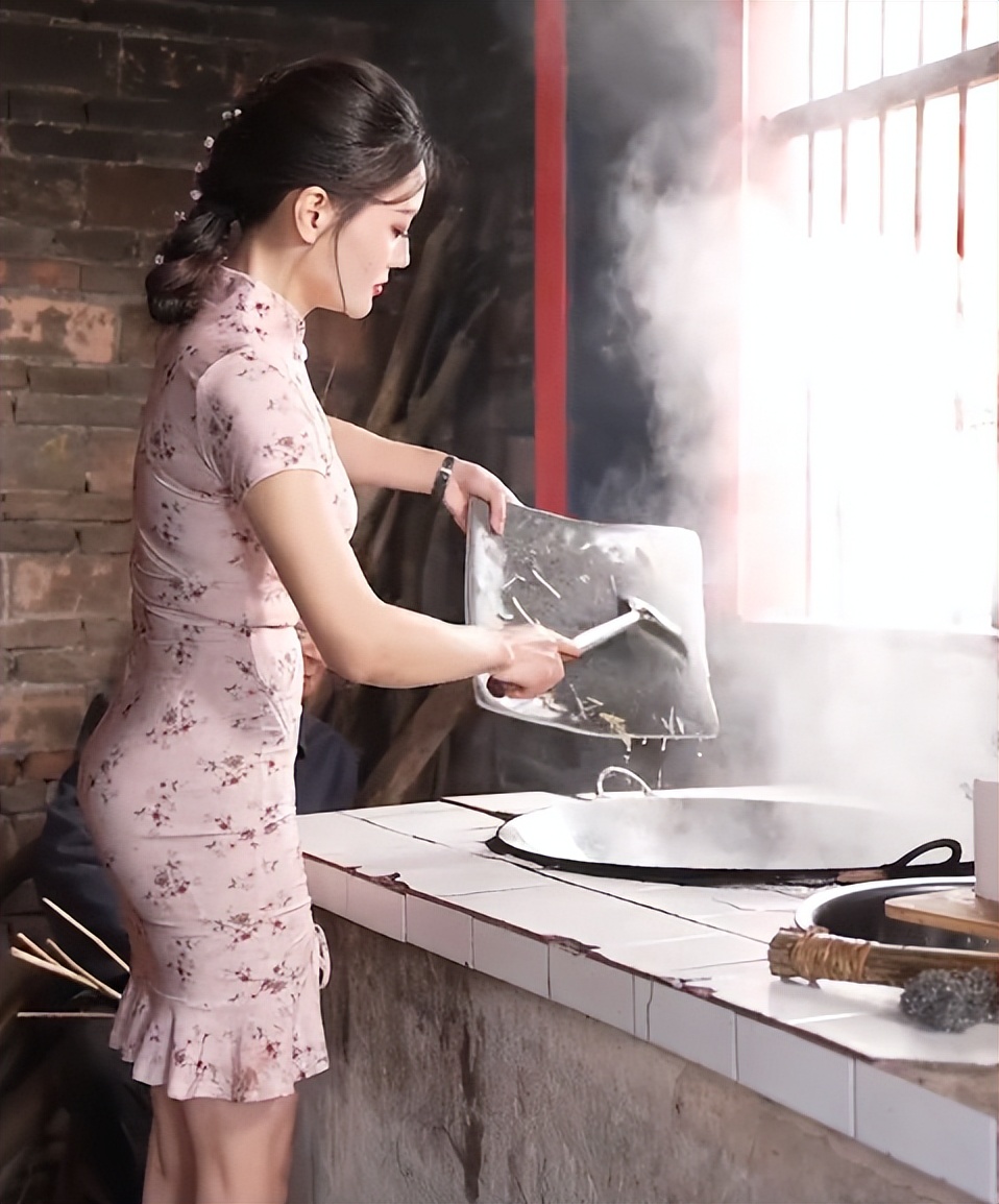 Tang Xiaoyu, who was cooking for his grandfather in a tight skirt, went to the ground to plant ...