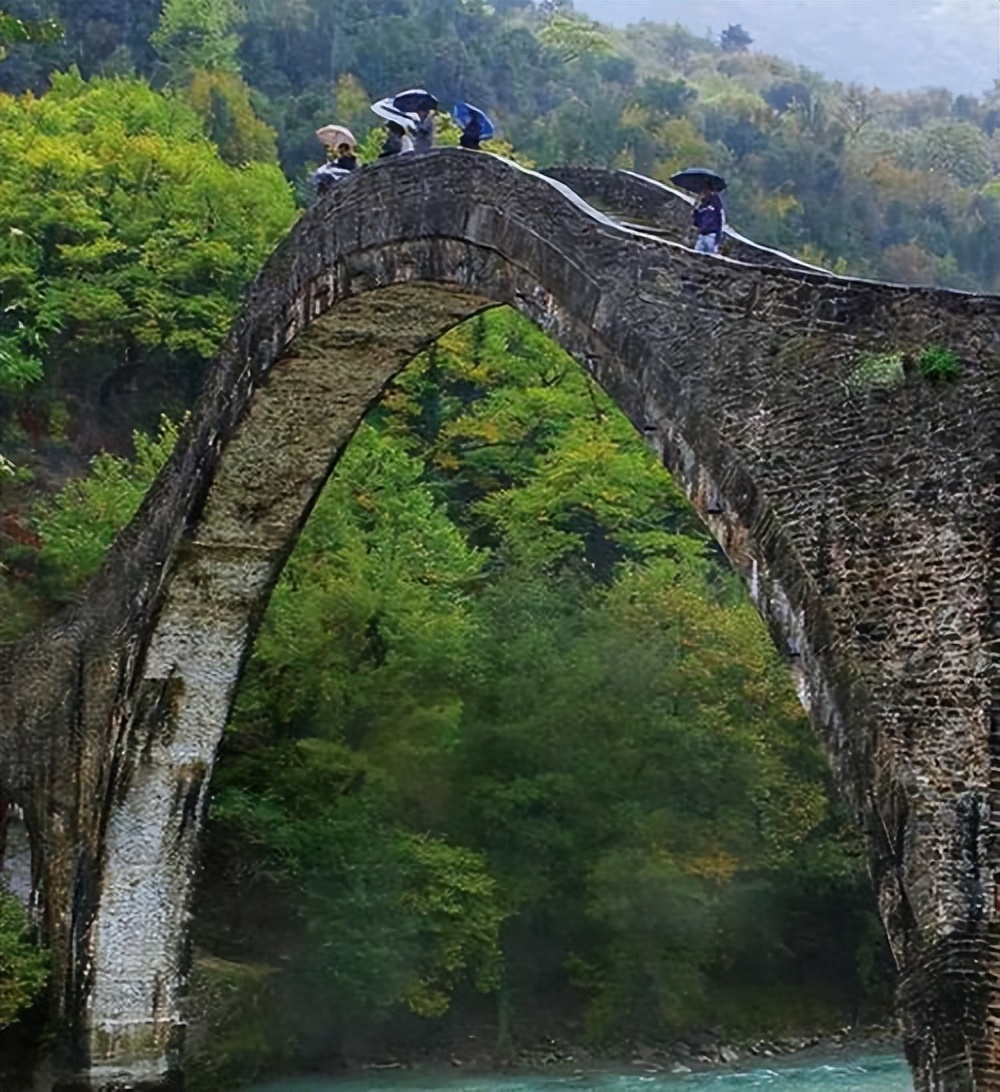 Looking for the most beautiful ancient bridge in the mountain city, it ...