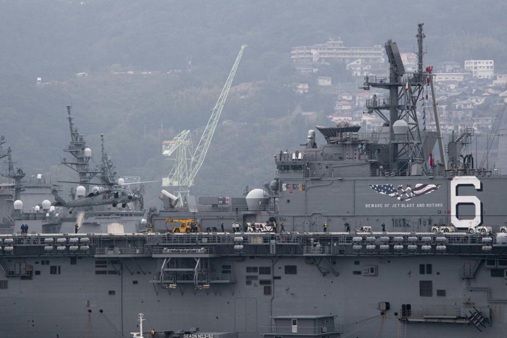 The People's Liberation Army's 052D cuts across, the US ship is ...