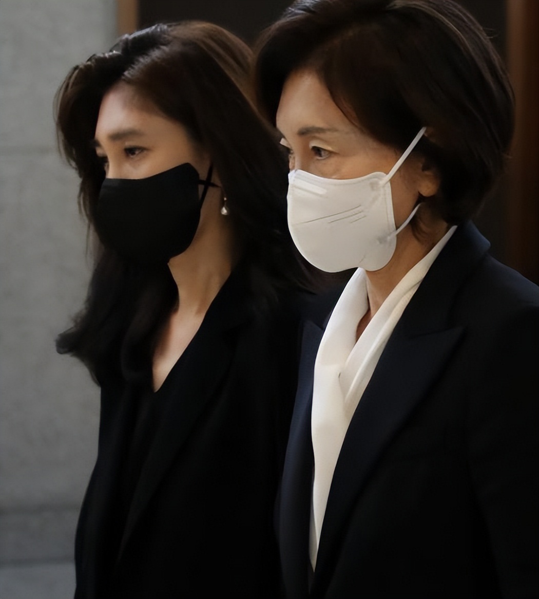 52-year-old Li Fu is so beautiful, wearing a mask can't hide his beauty ...