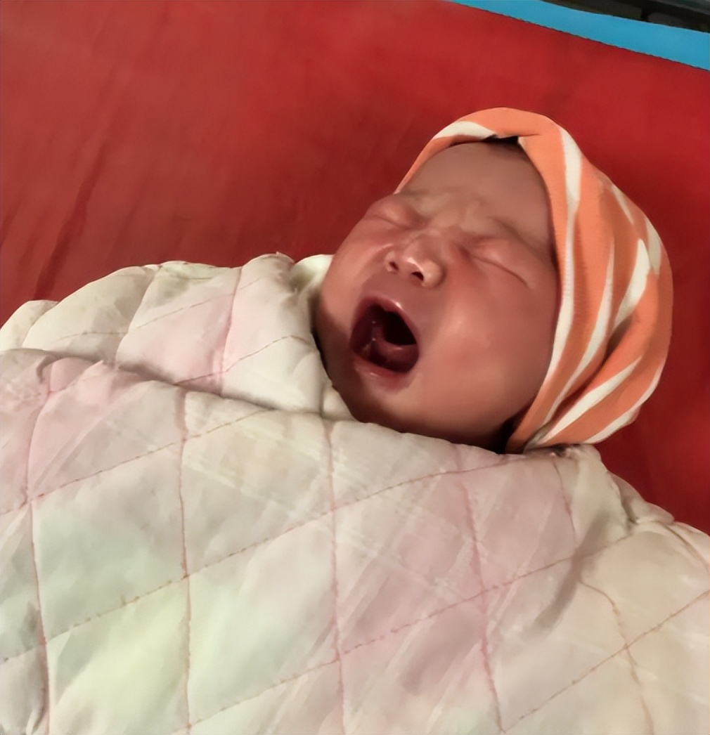 Does the time when the newborn baby opens its eyes is related to the ...