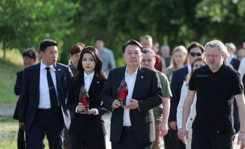South Korea's first lady attended her father-in-law's funeral! Wearing ...